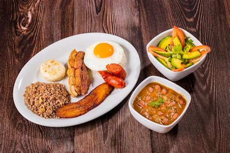 Bandeja Paisa 콜롬비아 요리법의 전형적인 전통 음식 프리미엄 사진
