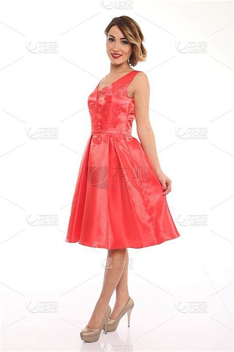年轻漂亮的女人穿着晚礼服，白色的背景。