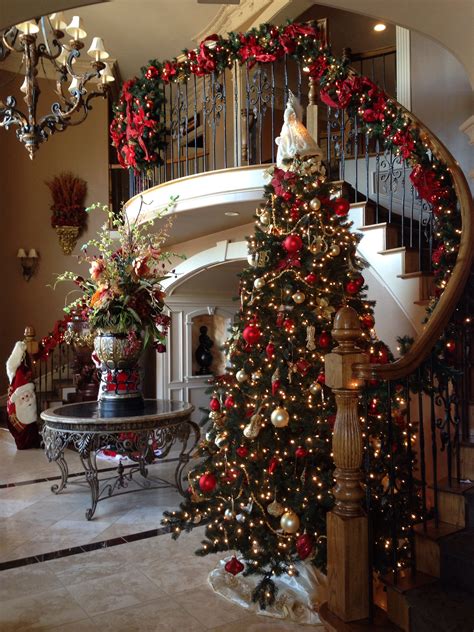 20 Foyer Christmas Decorating Ideas