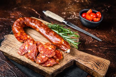 건조 경화 스페인 Chorizo 소시지 허브와 향신료와 고기 조각 어두운 배경 상위 뷰 쵸릿죠에 대한 스톡 사진 및 기타 이미지