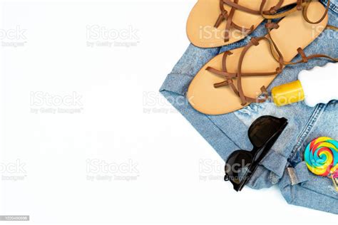 플랫 레이 여름 여행자 해변 액세서리입니다 탑 뷰 여행 또는 휴가 개념 공간 레이아웃을 복사합니다 진비치 샌들 선글라스 롤리팝 0명에 대한 스톡 사진 및 기타 이미지