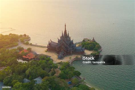 태국 해변 바다가 있는 파타야 시에 있는 진리의 성전 박물관의 공중 평면도 사원 관광 명소 랜드 마크 0명에 대한 스톡 사진 및
