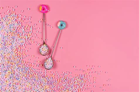 카피 스페이스와 분홍색 배경에 숟가락파스텔 색상 설탕 공의 더미 과자 장식을위한 혼합 다채로운 사탕 무지개 색설탕 사탕 드라기 제과 과자 및 디저트 구에 대한 스톡 사진 및