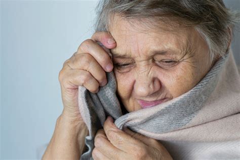 차가운 느낌 차가운 느낌 동안 쾌활한 세 여자의 초상화 노인은 질병 계절 바이러스 문제에서 독감과 재채기를 가지고있다 인플루엔자