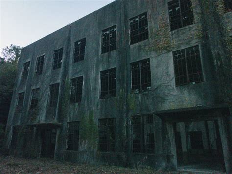窓ガラスも扉もない廃墟の無料の写真素材 Id83406｜フリー素材 ぱくたそ