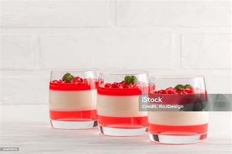 아름 다운 안경에 빨간 젤리 신선한 익은 석류 나무 흰색 배경에 크림 바닐라 판 나 코타 0명에 대한 스톡 사진 및 기타 이미지