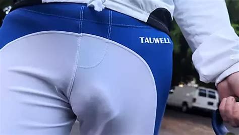 看着爸爸在浴室抚摸他的大鸡巴并高潮。 Xhamster