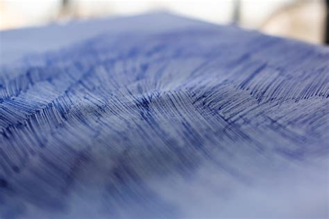 더러운 획이 그려진 흰 종이 한 장 파란 볼펜 흐린 배경 필드의 얕은 깊이 그린 레코드 0명에 대한 스톡 사진 및 기타 이미지 Istock