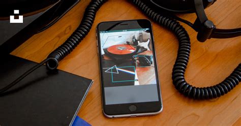 검은색 및 빨간색 유선 헤드폰 사진 Unsplash의 무료 헤드폰 이미지