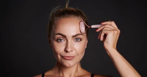 Dermatolodzy zdradzają co się dzieje z twarzą kobiety po 30 roku życia