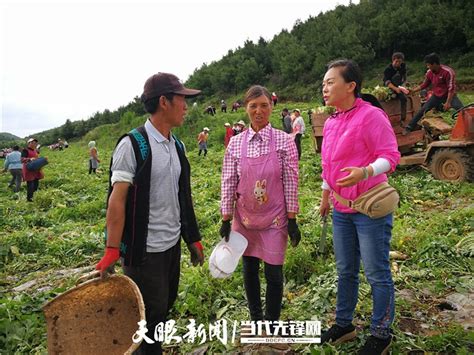 天眼贵州日报报刊社官方新闻客户端教师节我们的老师⑩蔬菜女神张万萍台上讲百遍 不如地里干一遍
