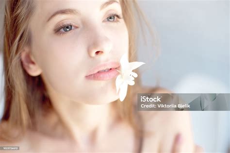 건강 피부와 입에 꽃 아름 다운 젊은 여자의 얼굴을 클로즈업 가까운에 대한 스톡 사진 및 기타 이미지 가까운 건강한 생활방식 깨끗한 Istock