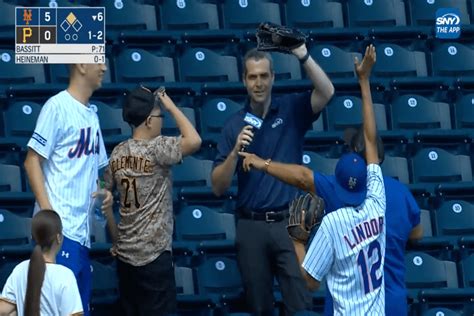Mets Sny Announcer Steve Gelbs Mobbed By Fans For Ball During Live