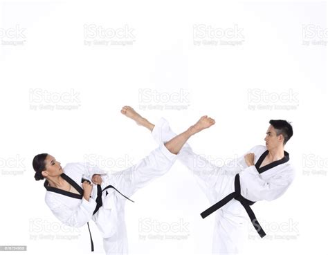 두 남자와 여자 마스터 블랙 벨트 태권도 교사 싸움 세션 킥 및 Pounch 표시 검은띠에 대한 스톡 사진 및 기타 이미지