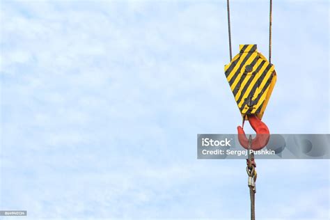 푸른 하늘에 비문에 대 한 무료 장소 케이블에 노란색 리프팅 훅 0명에 대한 스톡 사진 및 기타 이미지 0명 강철 걸이 장비 Istock