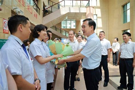 朱洪武、陈爱林走访慰问一线医务人员服务建设人民