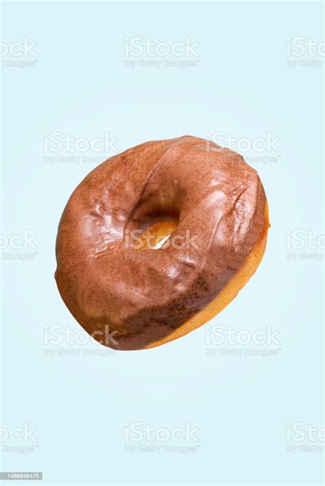 파란색 배경에 격리된 초콜릿이 있는 맛있는 도넛 현대 음식 개념입니다 생과자 상점 카페를위한 광고 0명에 대한 스톡 사진 및