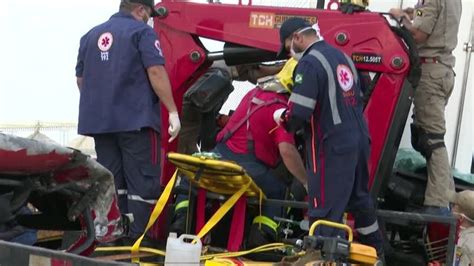 Vídeo Motorista Fica Preso às Ferragens Em Acidente Entre Caminhões Na