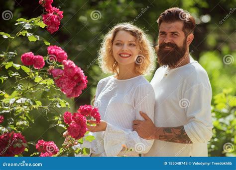 Homem Afetuoso Apaixonado E Mulher Que Apreciam Excitando O Momento Do