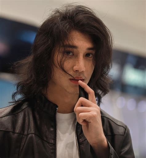 ပရိသတ်တွေအရမ်းကို စိတ်ဝင်စားနေသော သူ့ရဲ့ချစ်သူကောင်မလေးကိုချပြလိုက်တဲ့ ပိုင်တံခွန်ရဲ့ ဗီဒီယိုလေး