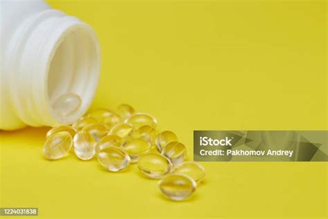 제약 의학에서 캡슐 알 약과 캡슐과 노란색 배경에 병 텍스트의 공간을 복사합니다 알 약에 있는 Medecine 그리고 비타민의 개념 0명에 대한 스톡 사진 및 기타 이미지