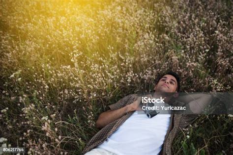 초원 배경에 누워 빈티지 카메라 잘생긴 젊은 남자의 위에서 놀라운 보기 여행 분위기입니다 사진입니다 필드에 이완입니다 가을에 대한 스톡 사진 및 기타 이미지 Istock