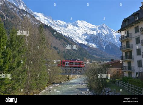 Touristenzug auf einer Schotterbrücke über den Fluss Arve und mit Mont