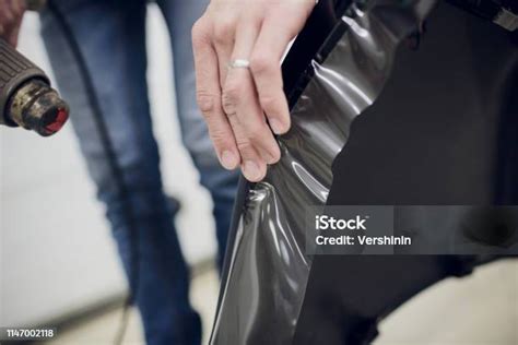 노동자 손은 자동차 페인트 보호 필름 포장 범퍼를 설치 합니다 과로에 대한 스톡 사진 및 기타 이미지 과로 교통수단