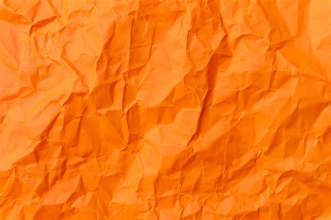 구겨진 주황색 종이 배경 질감으로 사용되는 주름지거나 구겨진 주황색 종이의 평면도 및 전체 프레임 0명에 대한 스톡 사진 및