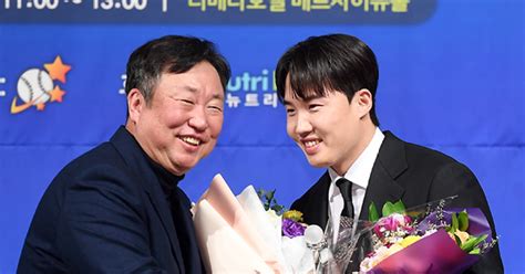 St포토 차명석 단장 임찬규 어색한 미소로