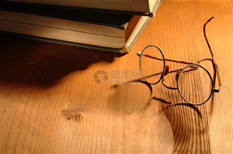 旧书和光谱黄色阅读历史对象知识遗产小说乡愁木头高清图片下载 正版图片320536242 摄图网