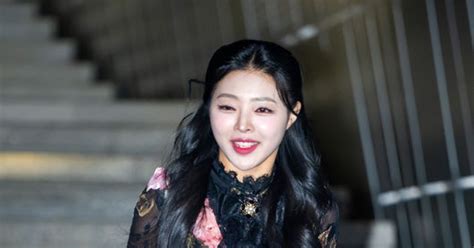 헤니초미니 스커트로 각선미 뽐내며 사진