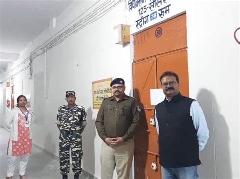 3 Layer Security Outside The Strong Room स्ट्रांग रूम के बाहर 3 लेयर