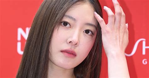 이세영 이렇게 섹시했나 밀착 오프숄더로 뽐낸 ‘빨간맛 섹시美