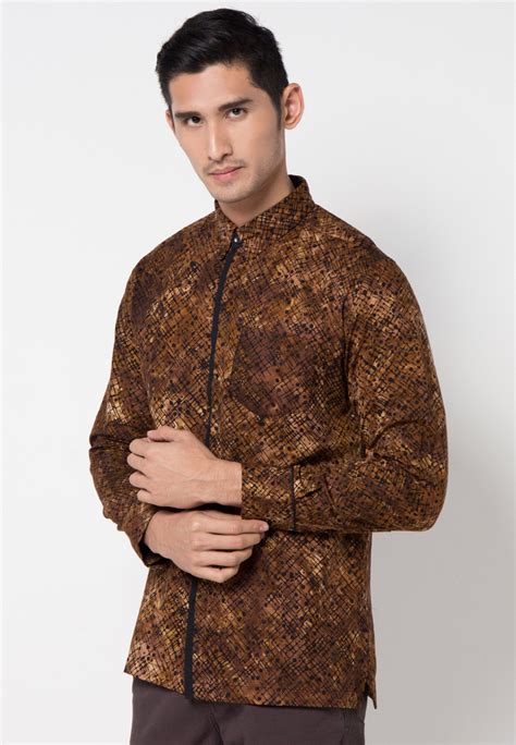10 Contoh Model Baju Batik Cowok Untuk Lebaran Dijamin Bikin Terlihat Makin Tampan