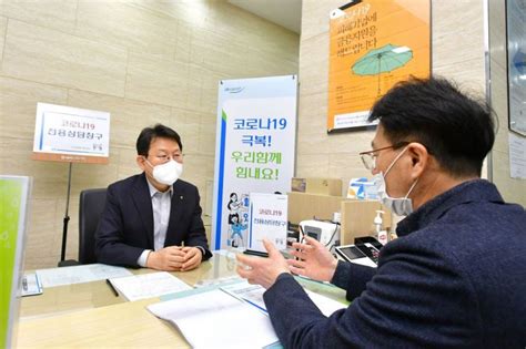 은행 창구 일일 상담원으로 변신한 김광수 농협금융 회장 아시아경제