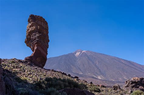 Roque Cinchado와 배경에서 테 네리 페 카나리아 제도의 Teide의 자연 지역에있는 Teide 화산 0명에 대한 스톡