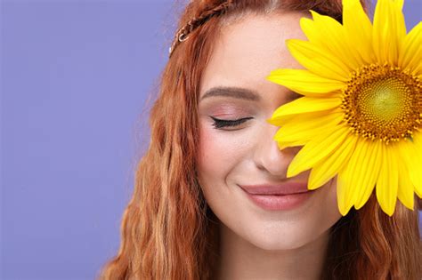 보라색 배경에 해바라기로 눈을 가리는 아름 다운 젊은 히피 여자 근접 촬영 꽃 식물에 대한 스톡 사진 및 기타 이미지 꽃