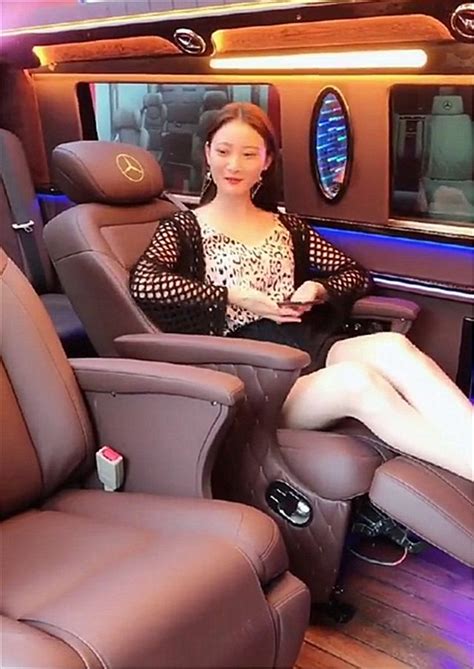 妙龄女子喜提奔驰r400，看到车主曼妙身材时，没想到比车养眼！ 新浪汽车