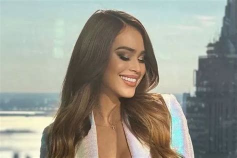 Worlds Sexiest Weather Girl Teases Fans With Glimpse Of Racy Bra In
