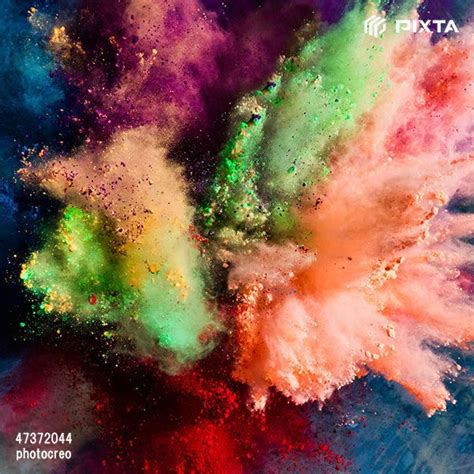 カラフルな粉が飛び散る Holi powder Happy lunar new year Splash