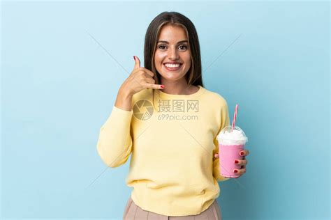 带着草莓奶昔的乌拉圭年轻女青年高清图片下载 正版图片504039588 摄图网