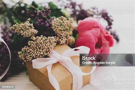 행복한 어머니의 날과 발렌타인 데이 모란 라일락 장미가 있는 세련된 선물 상자와 꽃다발 0명에 대한 스톡 사진 및 기타 이미지