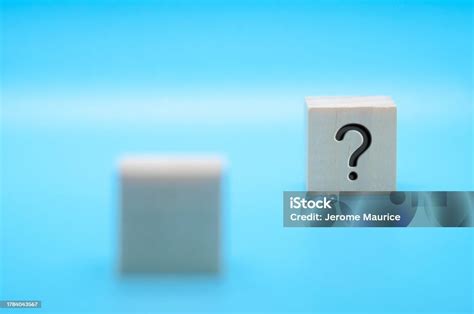 青い背景の木製ブロックに疑問符質疑応答 アンケートのストックフォトや画像を多数ご用意 アンケート イノベーション カラー画像