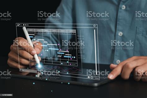 회사 성과 전략 분석 대시보드에서 작업하는 분석가 데이터베이스에 연결된 Kpi 및 메트릭으로 보고서를 작성하는 데이터 관리