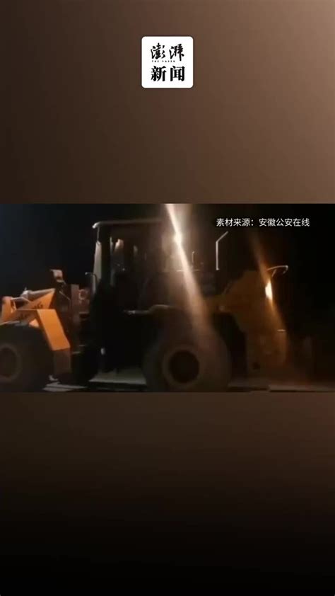 路面出现大量积石民警借来铲车亲自上阵清石排险 凤凰网视频 凤凰网
