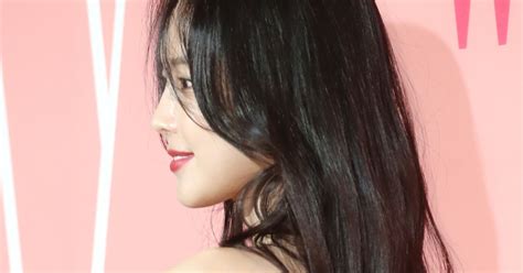 손나은 오프숄더 드레스로 아찔하게