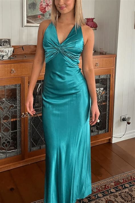 Steph Halter V Neck Pleated Satin Sleeveless Long Prom Party Dress