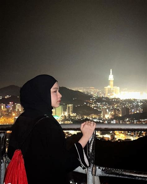 8 Portraits Of Lady Rara During Umrah With Her Mother So Serene