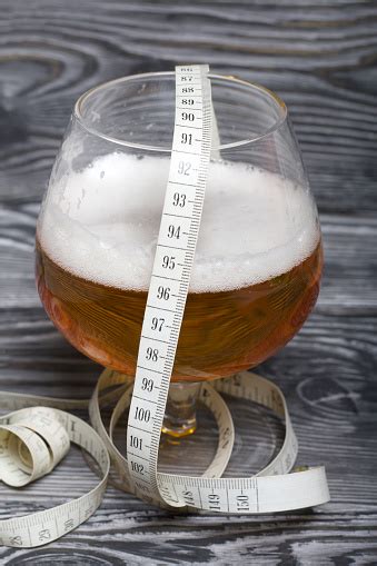 측정 테이프에 싸인 맥주 한 잔 기모 소나무 보드에 세계 아니 다이어트 의 날의 상징 개념에 대한 스톡 사진 및 기타 이미지